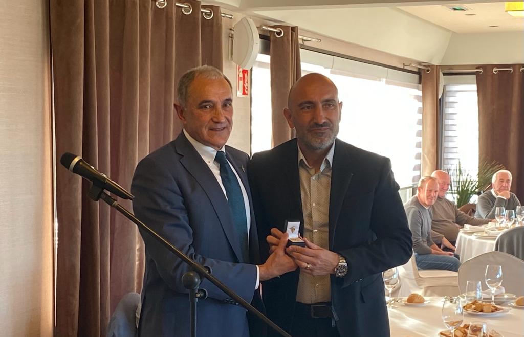 Abelardo recibe la insignia de oro: "Ojalá pueda vivir el regreso del Sporting a Primera ...
